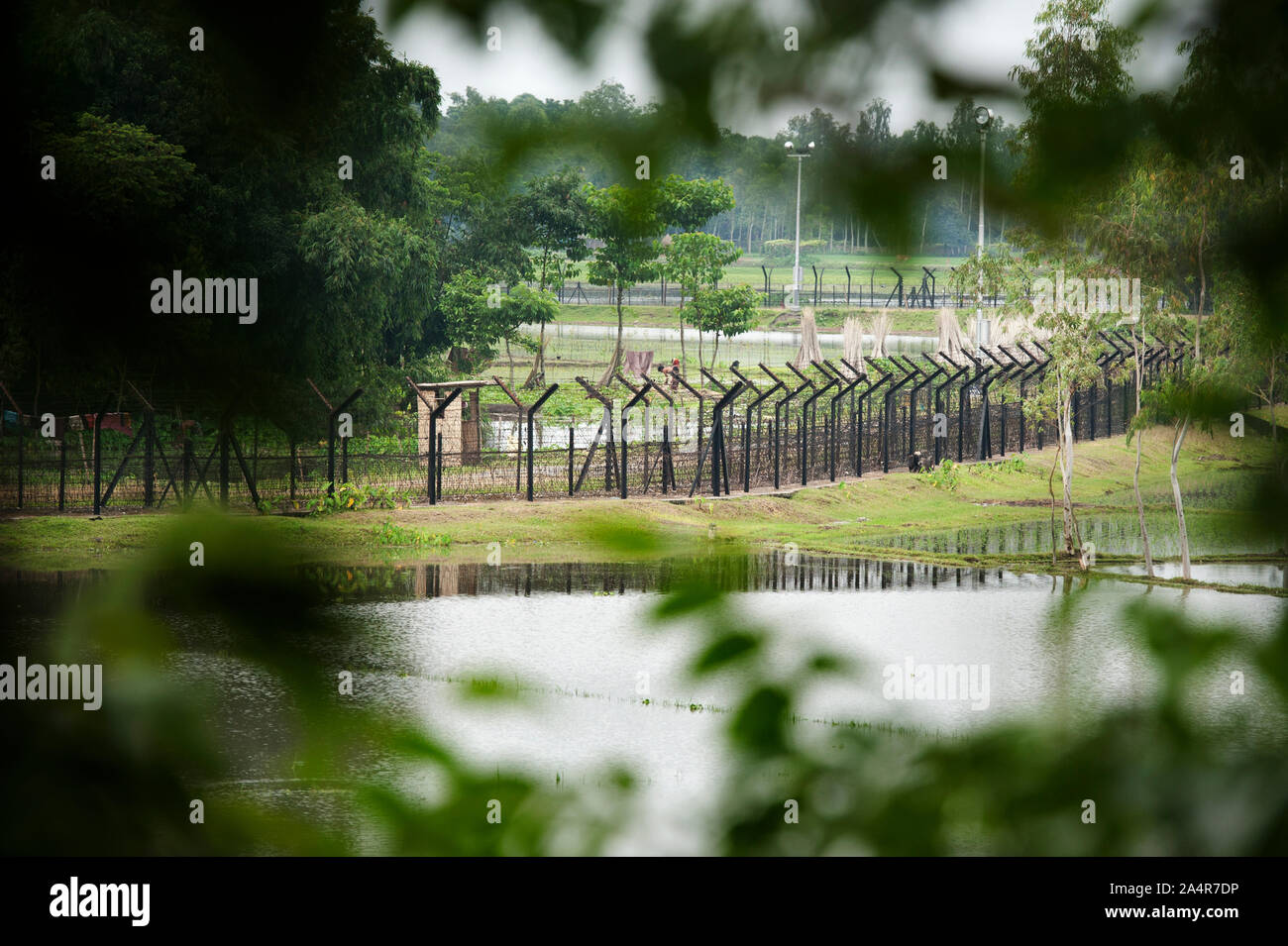 India bangladesh international border fencing hi-res stock photography ...