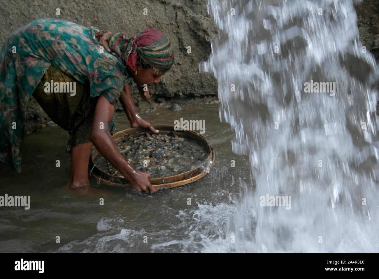 Sieving sand and water hi-res stock photography and images - Alamy