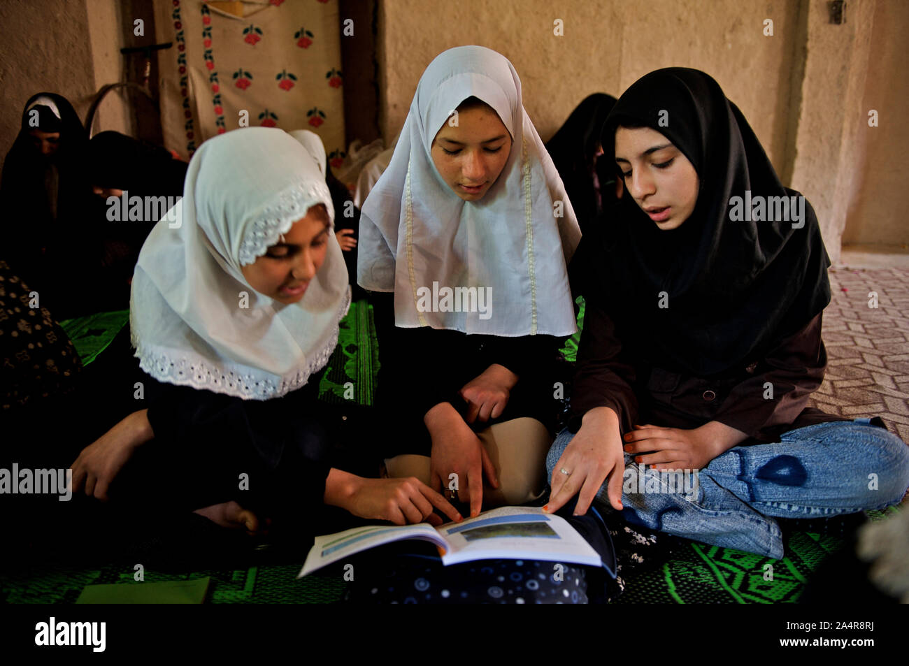 Muslim burqa class hi-res stock photography and images - Alamy