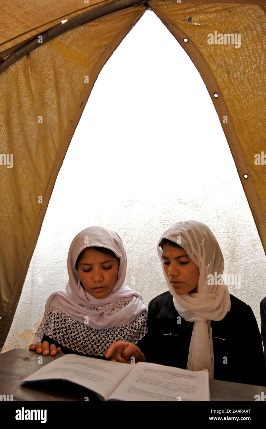 Girls setting up tent hi-res stock photography and images - Alamy