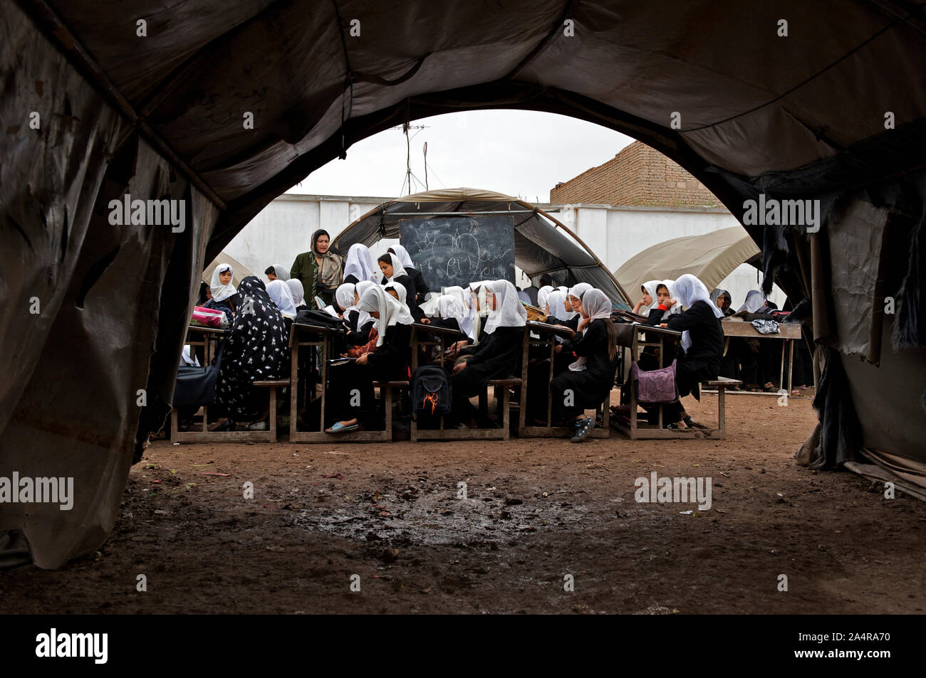 Overcrowded class room hi-res stock photography and images - Alamy