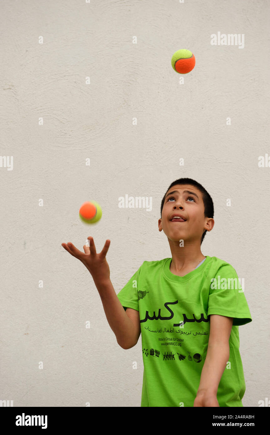 Juggler performing for kids hi-res stock photography and images - Alamy