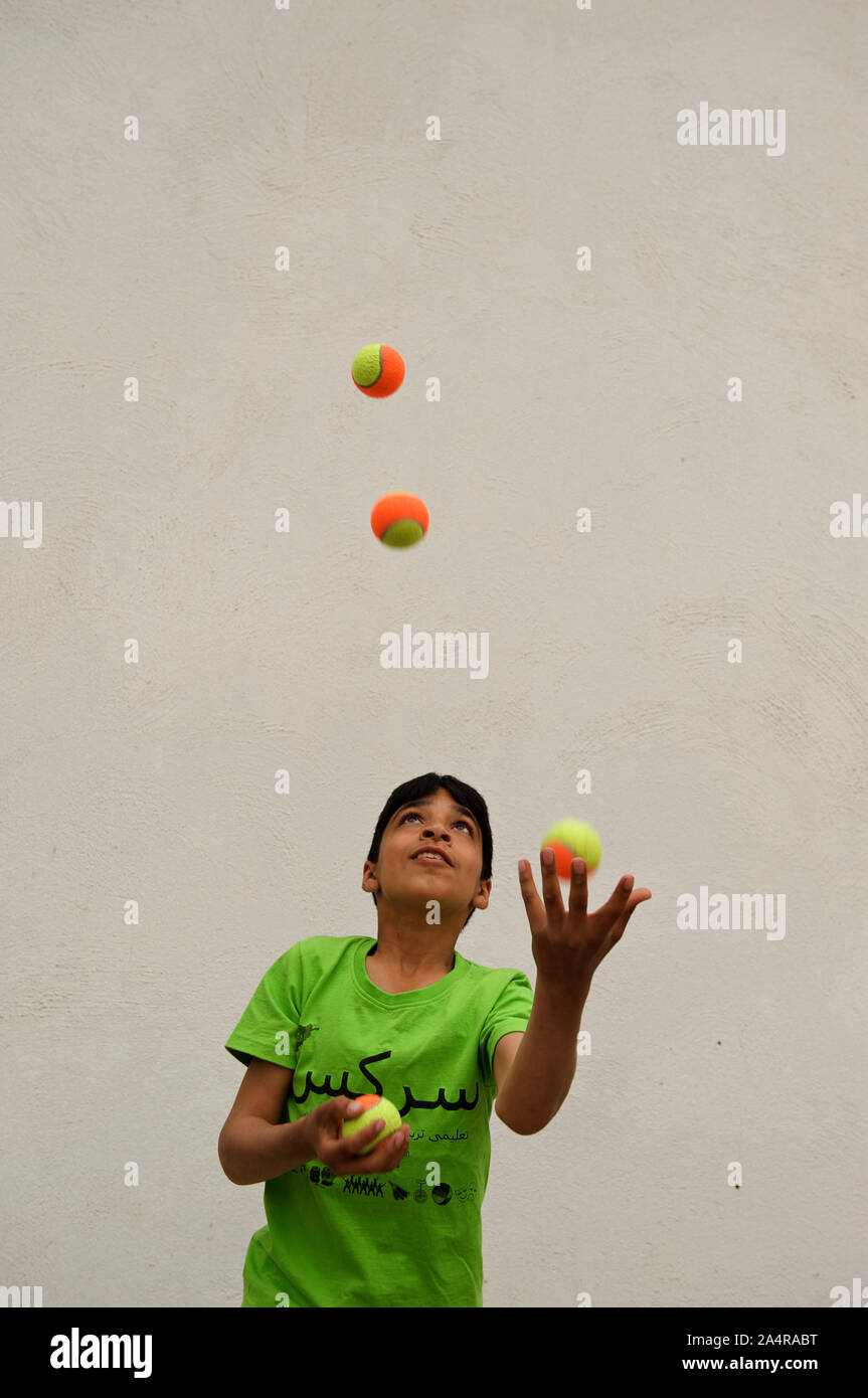 Juggler performing for kids hi-res stock photography and images - Alamy