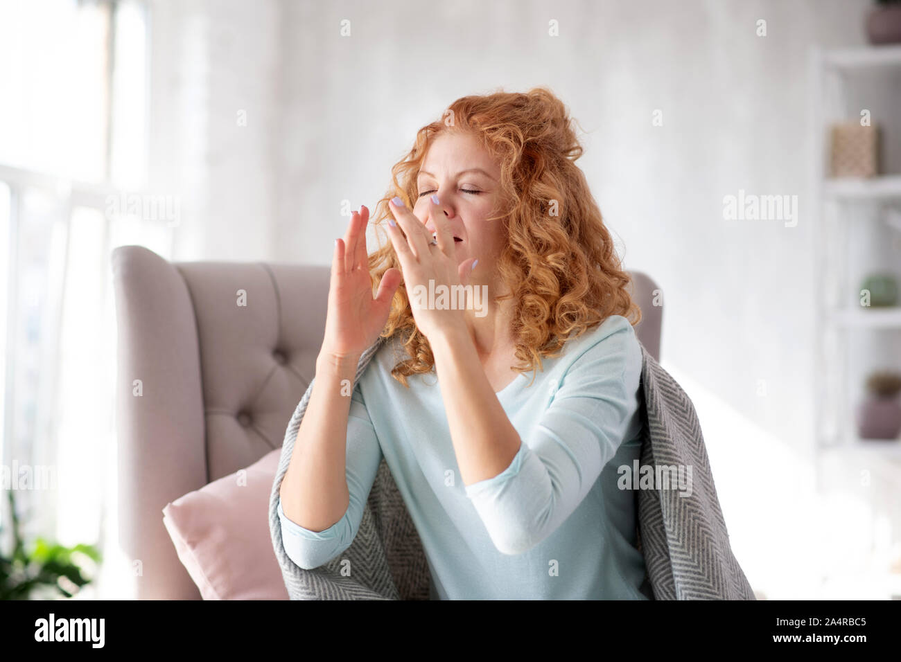 Woman sneezing hi-res stock photography and images - Alamy