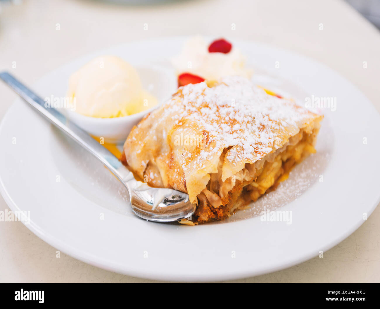 Cake viennese slice hi-res stock photography and images - Alamy