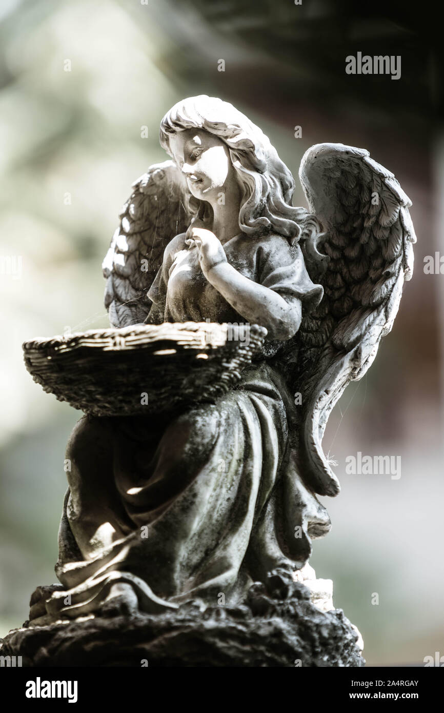 Roman female angel statue hi-res stock photography and images - Alamy