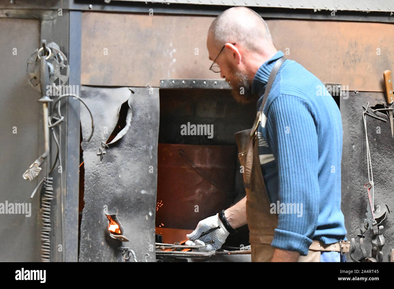 Anvil hammer spark fire hi-res stock photography and images - Alamy