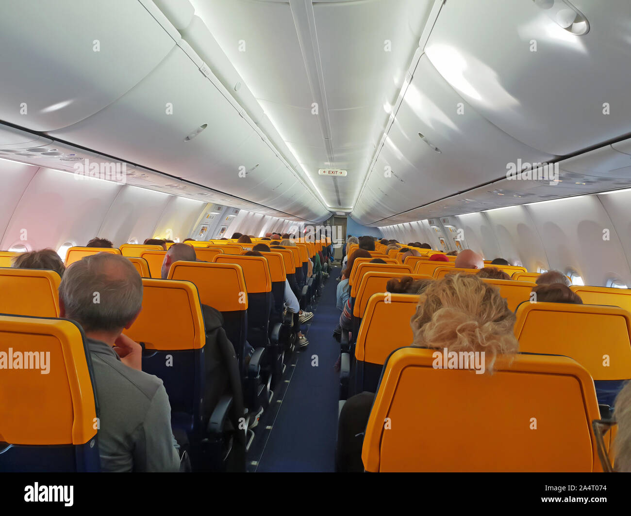 Airplane cabin and crowded hi-res stock photography and images - Alamy