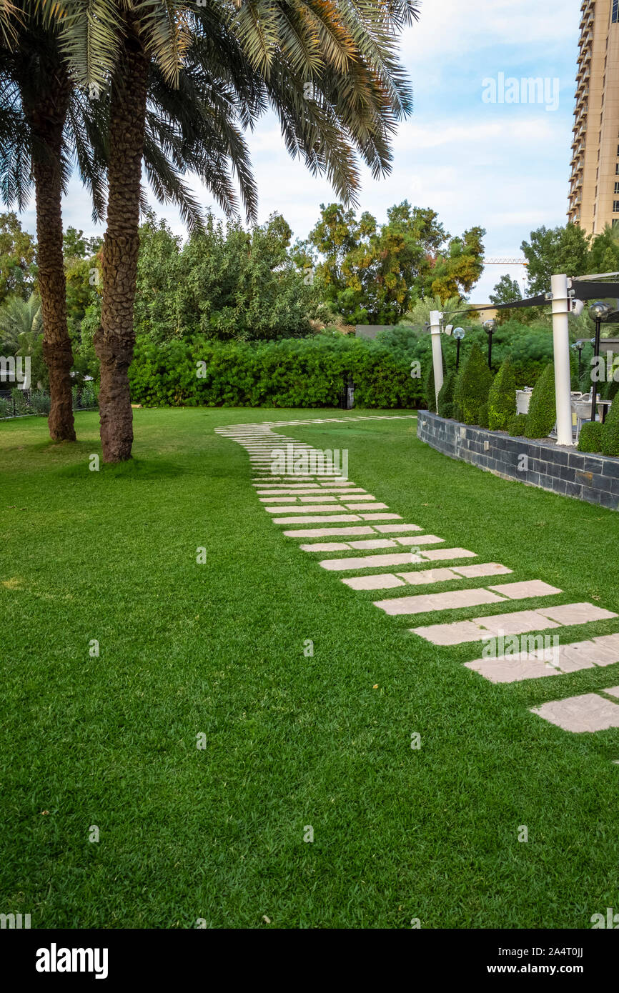 Modern garden curve border lawn hi-res stock photography and images - Alamy