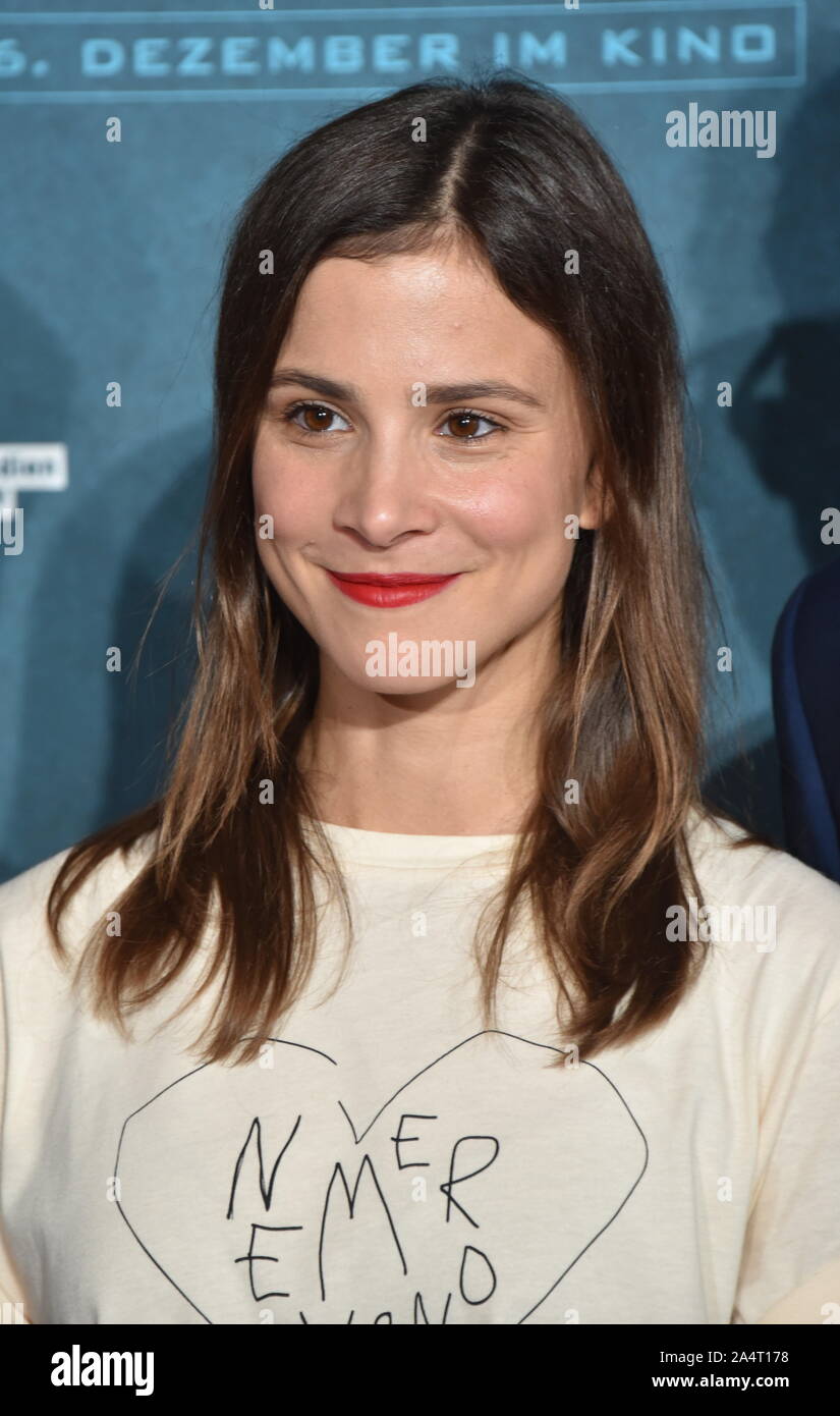 Cologne, Germany. 14th Oct, 2019. The actress Aylin Tezel comes to the ...
