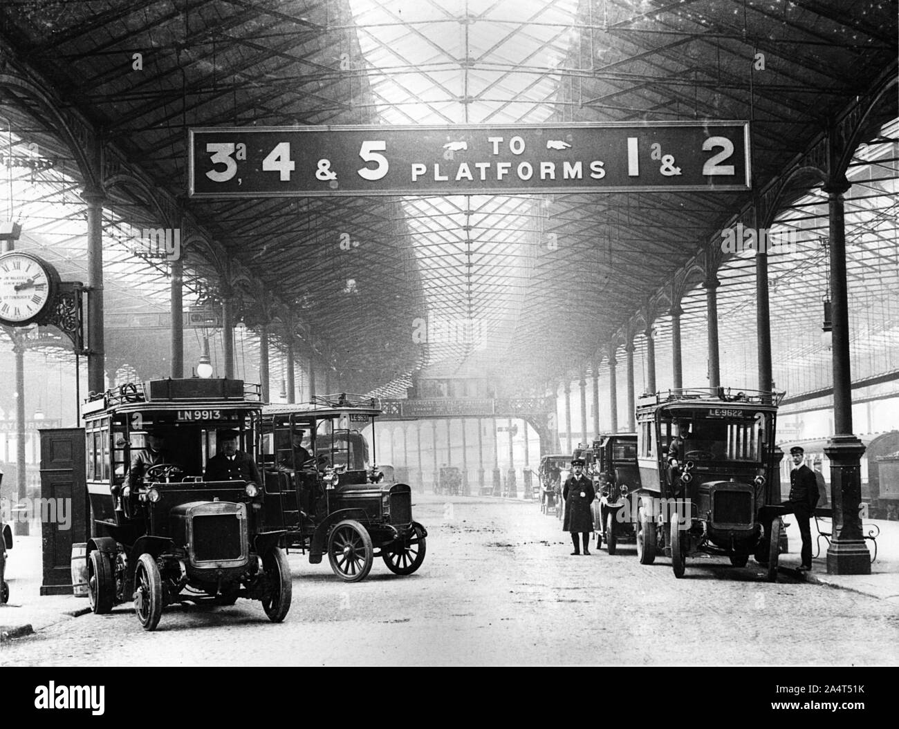 Charing cross railway station Black and White Stock Photos & Images - Alamy