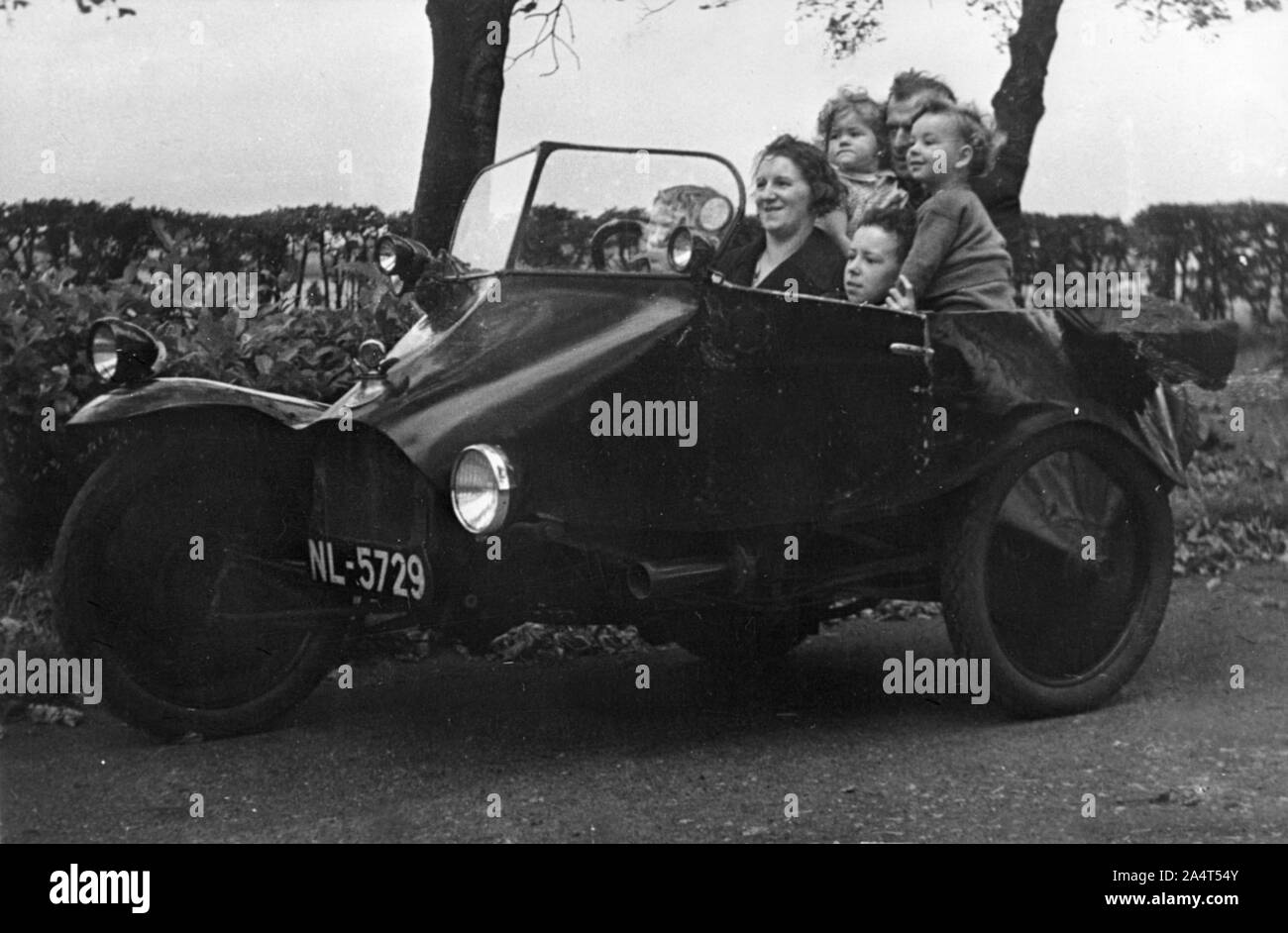1920s family car Black and White Stock Photos & Images - Alamy