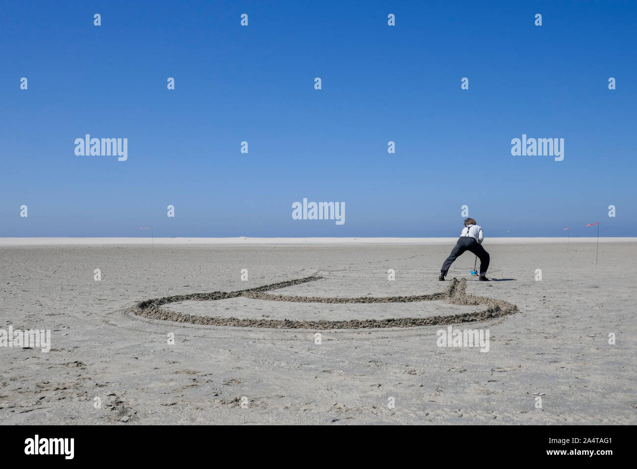 Drawings in beach sand hi-res stock photography and images - Alamy