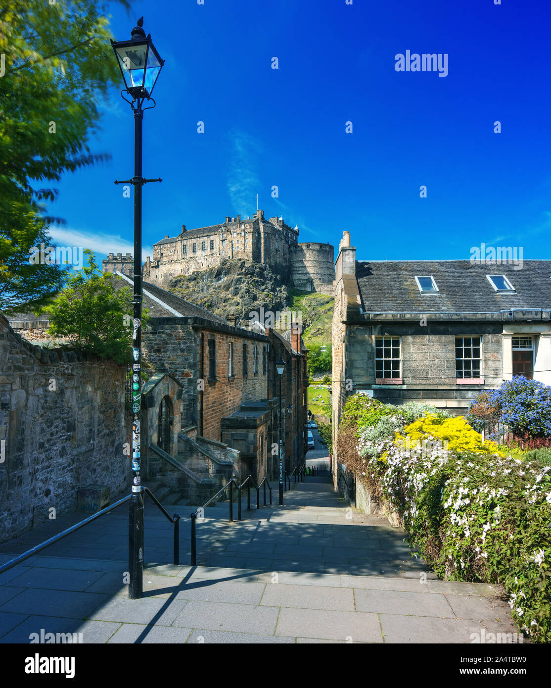 A view towards Edinburgh Castle from the Vennel in Old Town Stock Photo ...