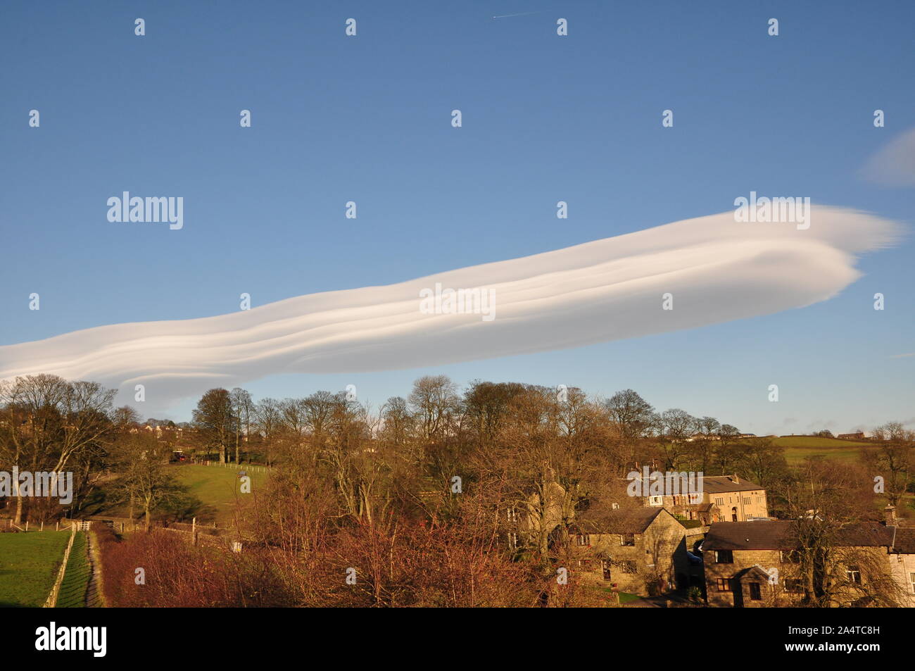 Altocumulus lenticularis lenticular cloud hi-res stock photography and ...