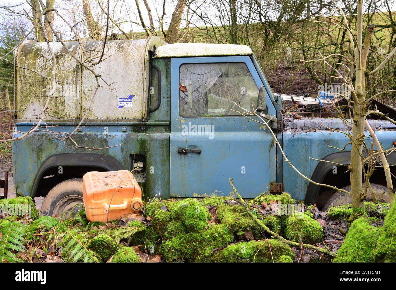 Old land rover behind wall hi-res stock photography and images - Alamy