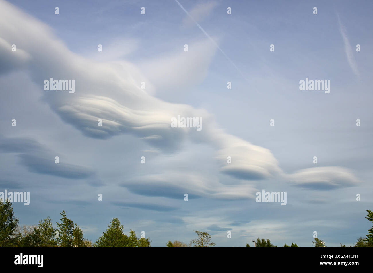 Lenticular cloud altocumulus lenticularis hi-res stock photography and ...