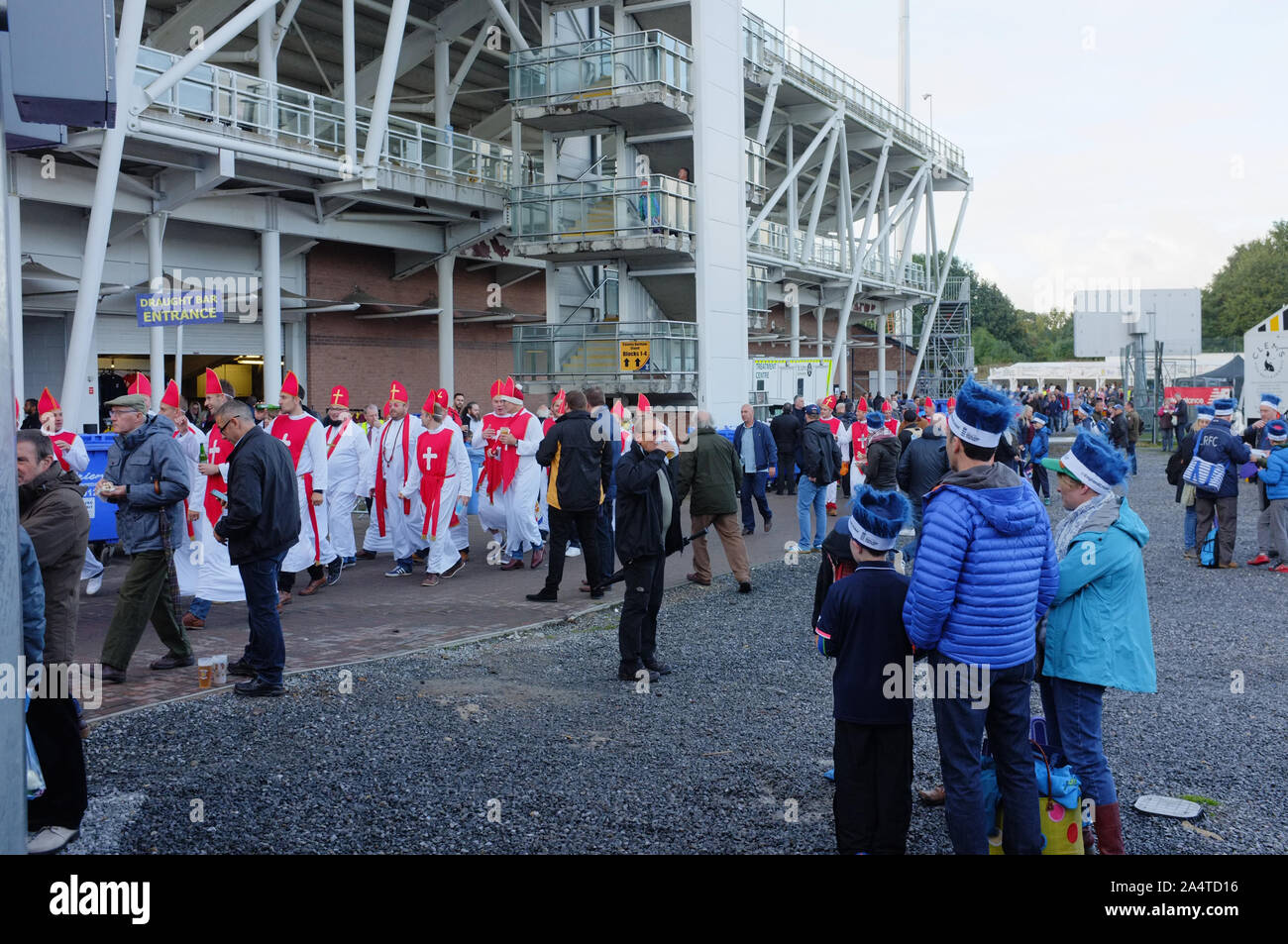 Cricket spectators stadium hi-res stock photography and images - Alamy