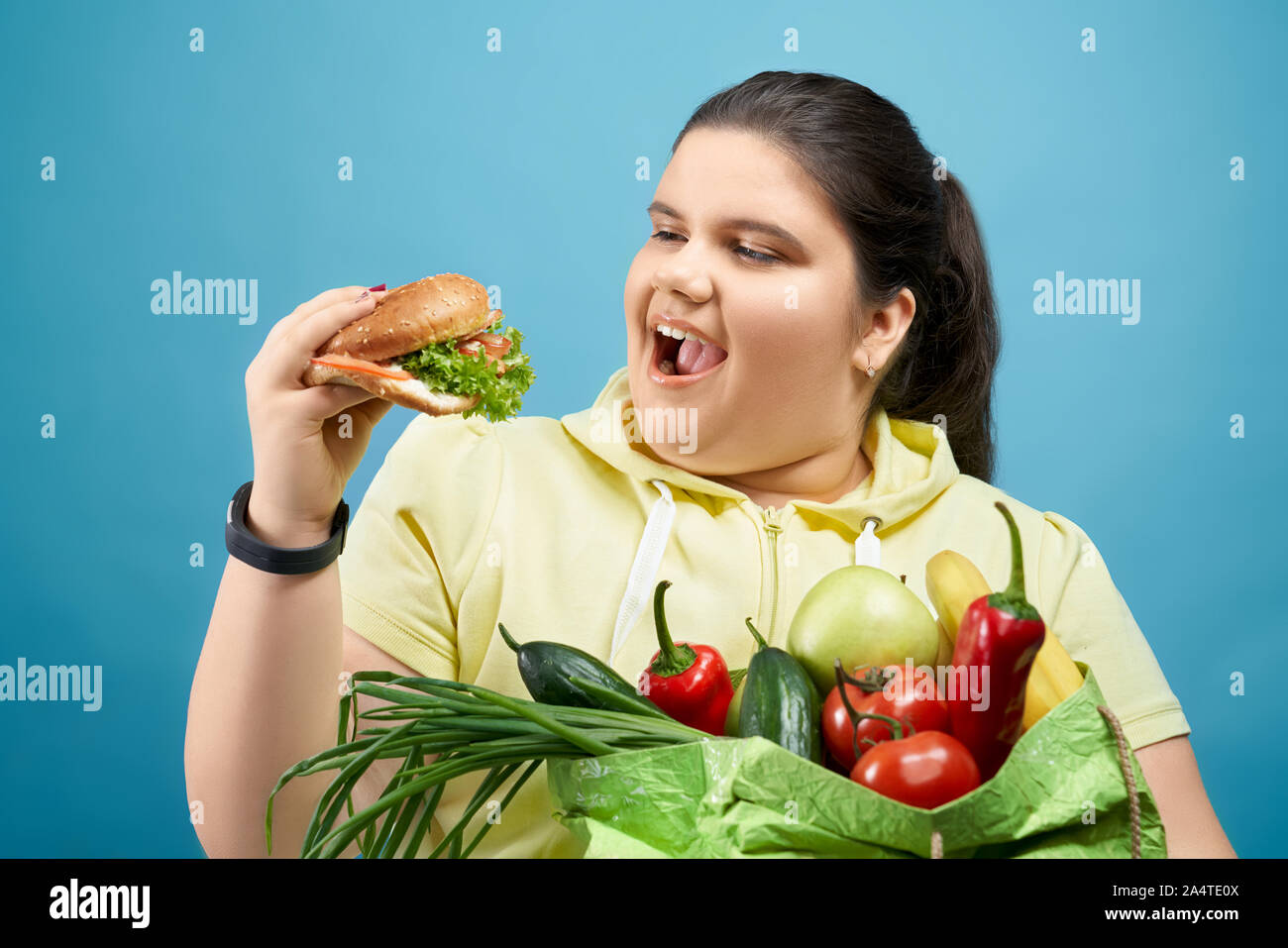 Women eating junk food hi-res stock photography and images - Alamy