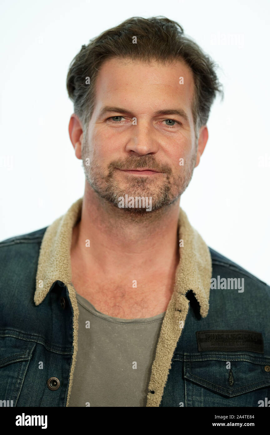 14 October 2019, North Rhine-Westphalia, Cologne: The actor Simon Boer ...