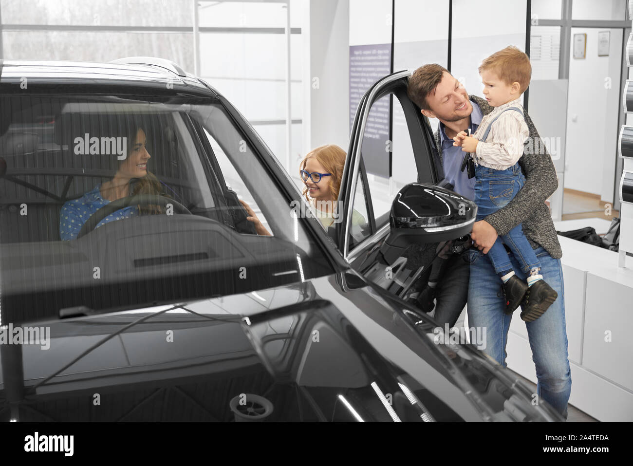 Black family car hi-res stock photography and images - Alamy