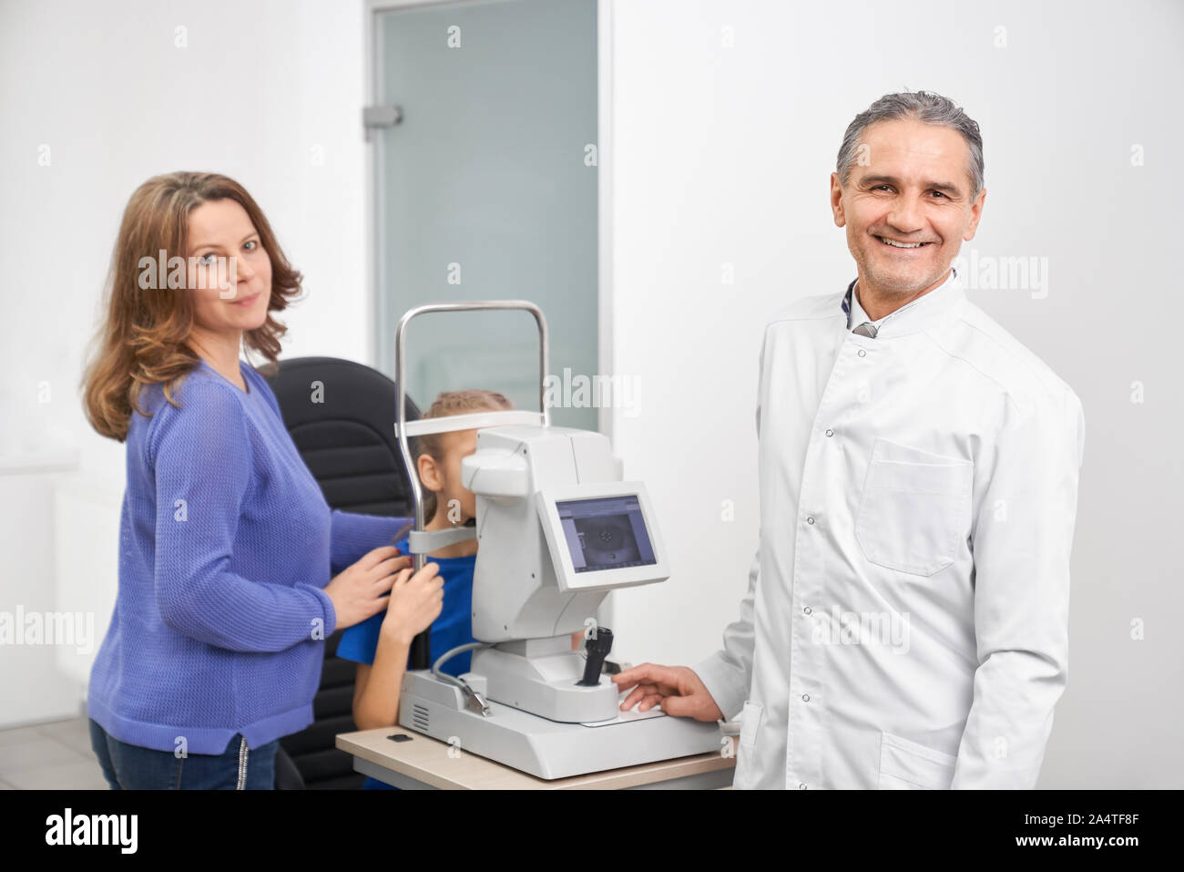 Optician eye checking machine hi-res stock photography and images - Alamy
