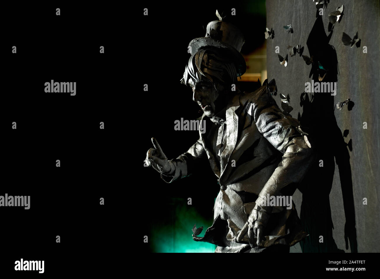 Gold statue mime hi-res stock photography and images - Alamy