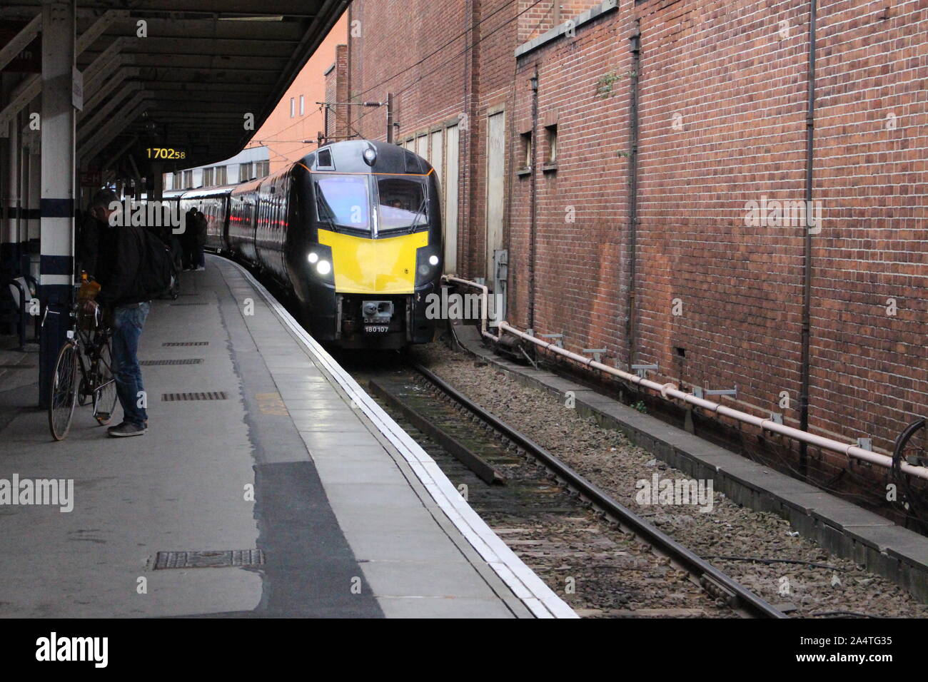 Doncaster train station platform hi-res stock photography and images ...