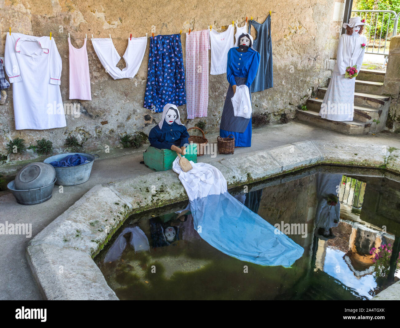 Scrubbing clothes hi-res stock photography and images - Alamy