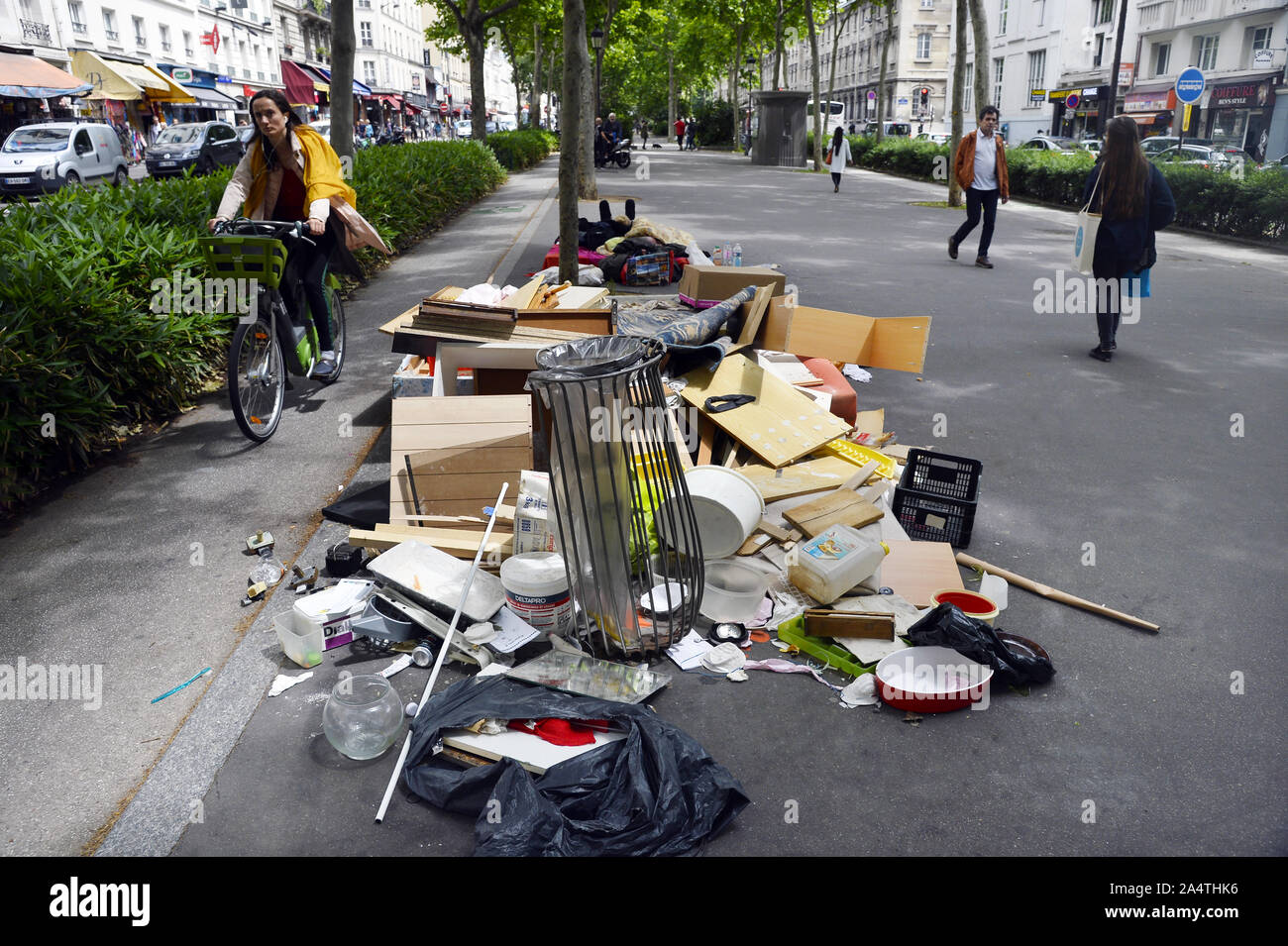 Waste on the pavement - Paris - France Stock Photo - Alamy