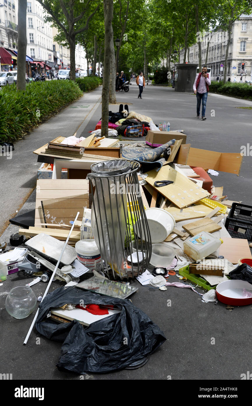 Waste on the pavement - Paris - France Stock Photo - Alamy