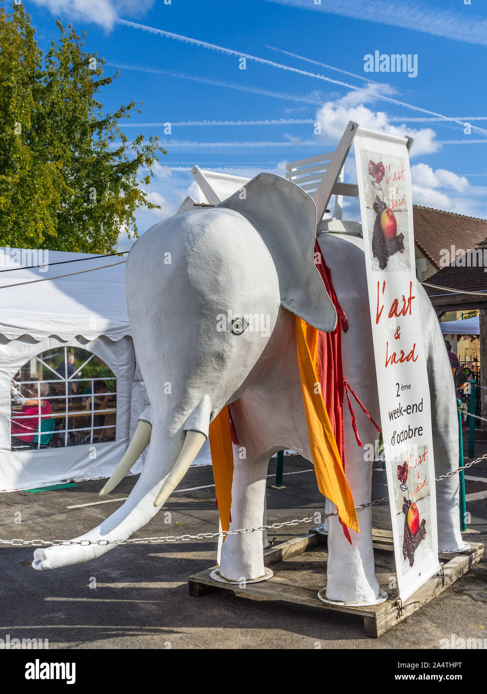 Baby elephant sculpture hi-res stock photography and images - Alamy