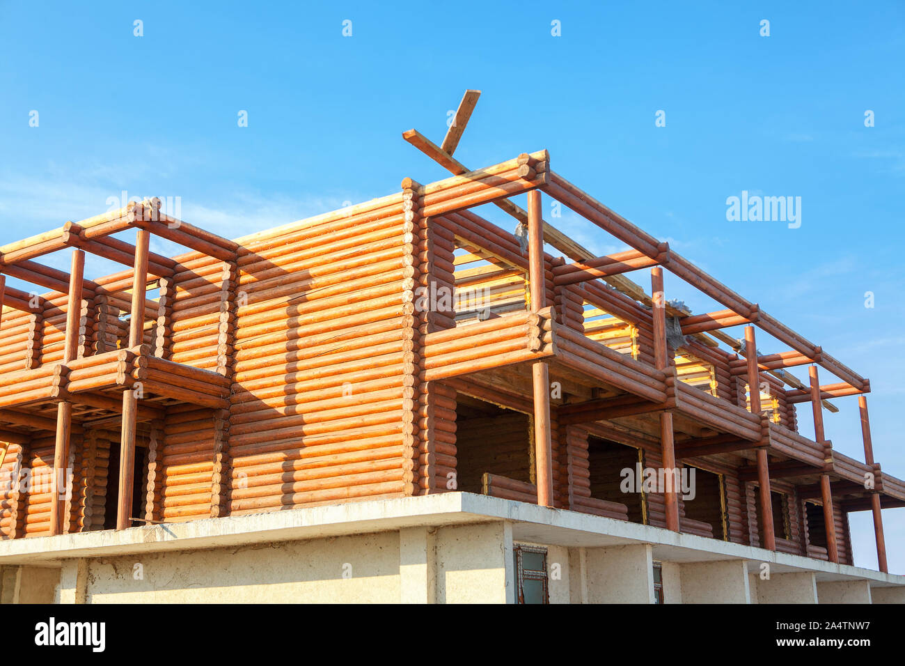 New log and brick house hi-res stock photography and images - Alamy