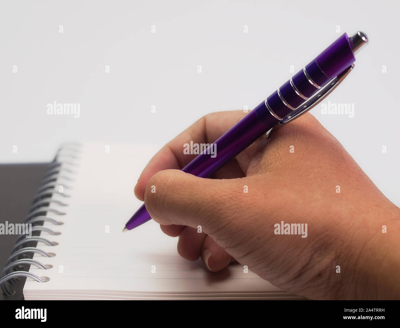 Hand holding pen , Businessman making notes on the paper Stock Photo ...
