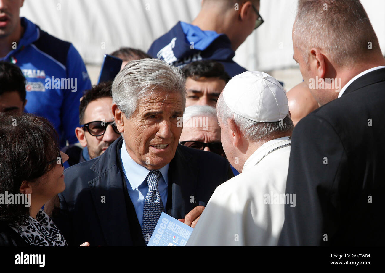 Vatican City, 16th October 2019. Pope Francis greets former Italian ...