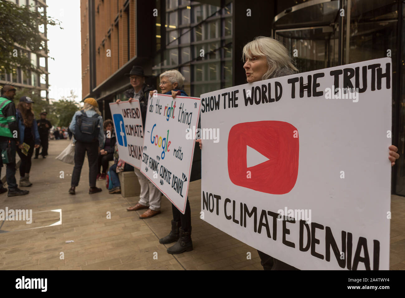 London, UK. 16th Oct, 2019. Activists protest outside Google ...