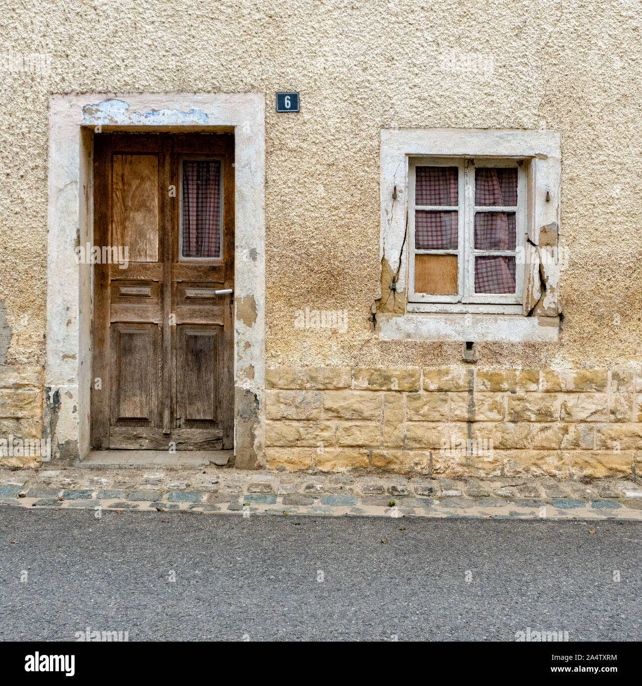 Old run down house hi-res stock photography and images - Alamy
