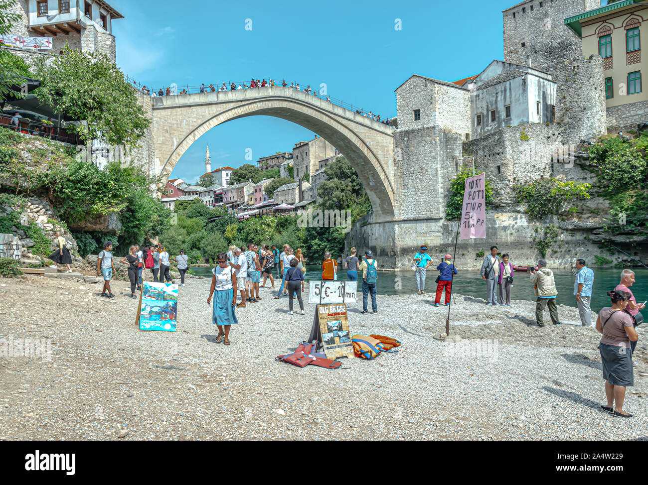 Old bridge building hi-res stock photography and images - Alamy
