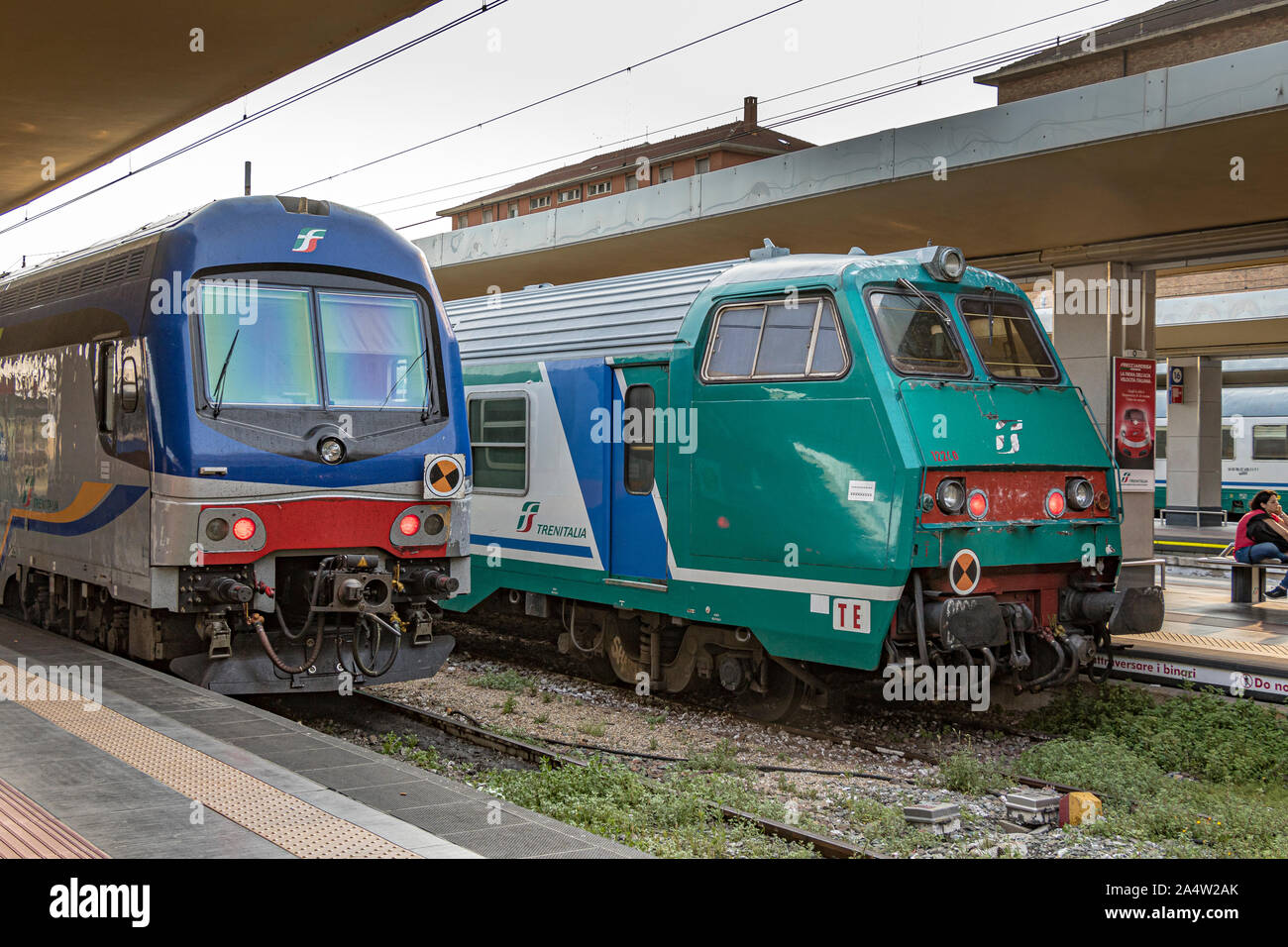 A Vivalto 20 side by side with a driving brake van for an E464 ...