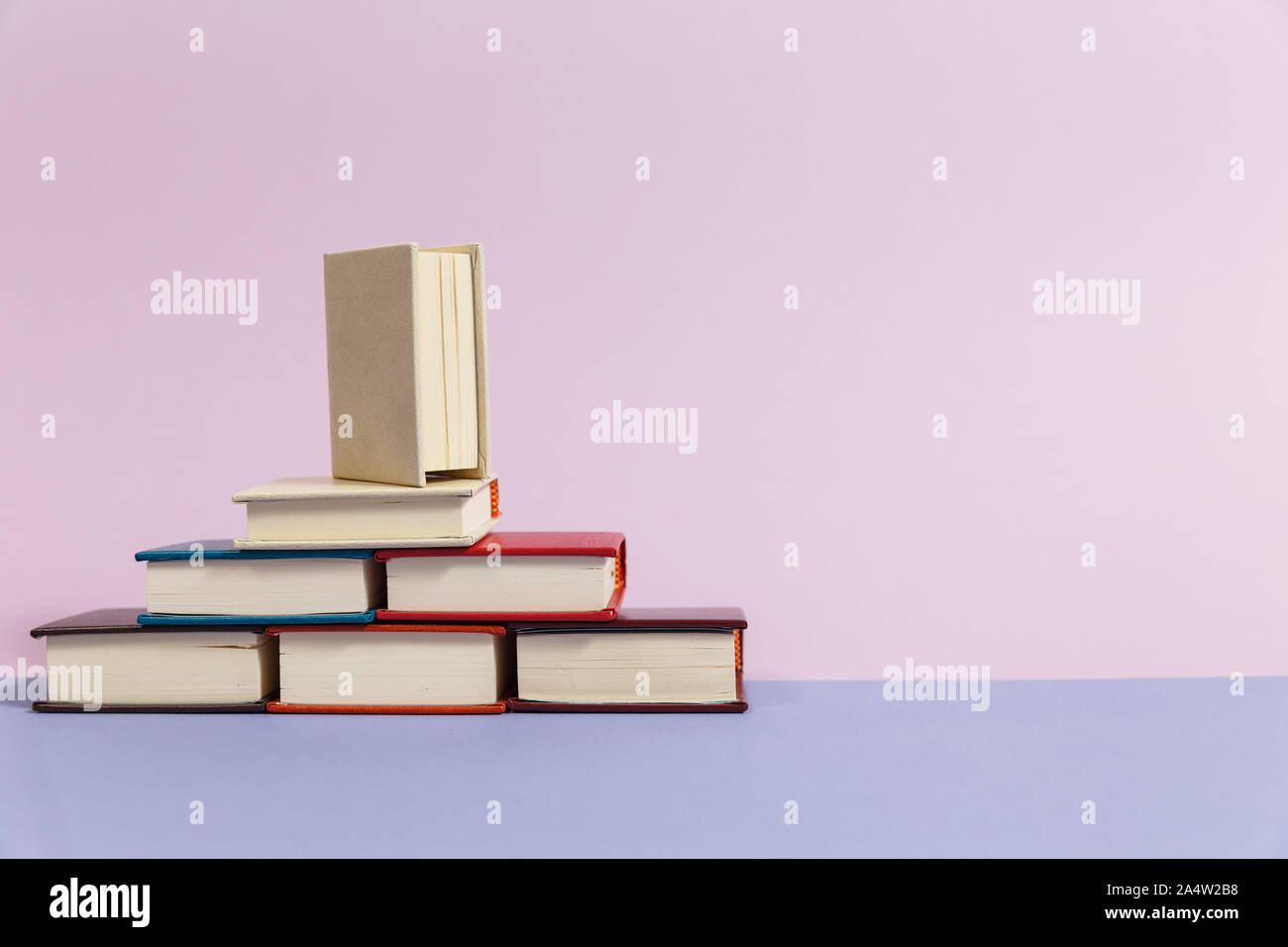 Many books in a bookstore or library Stock Photo - Alamy