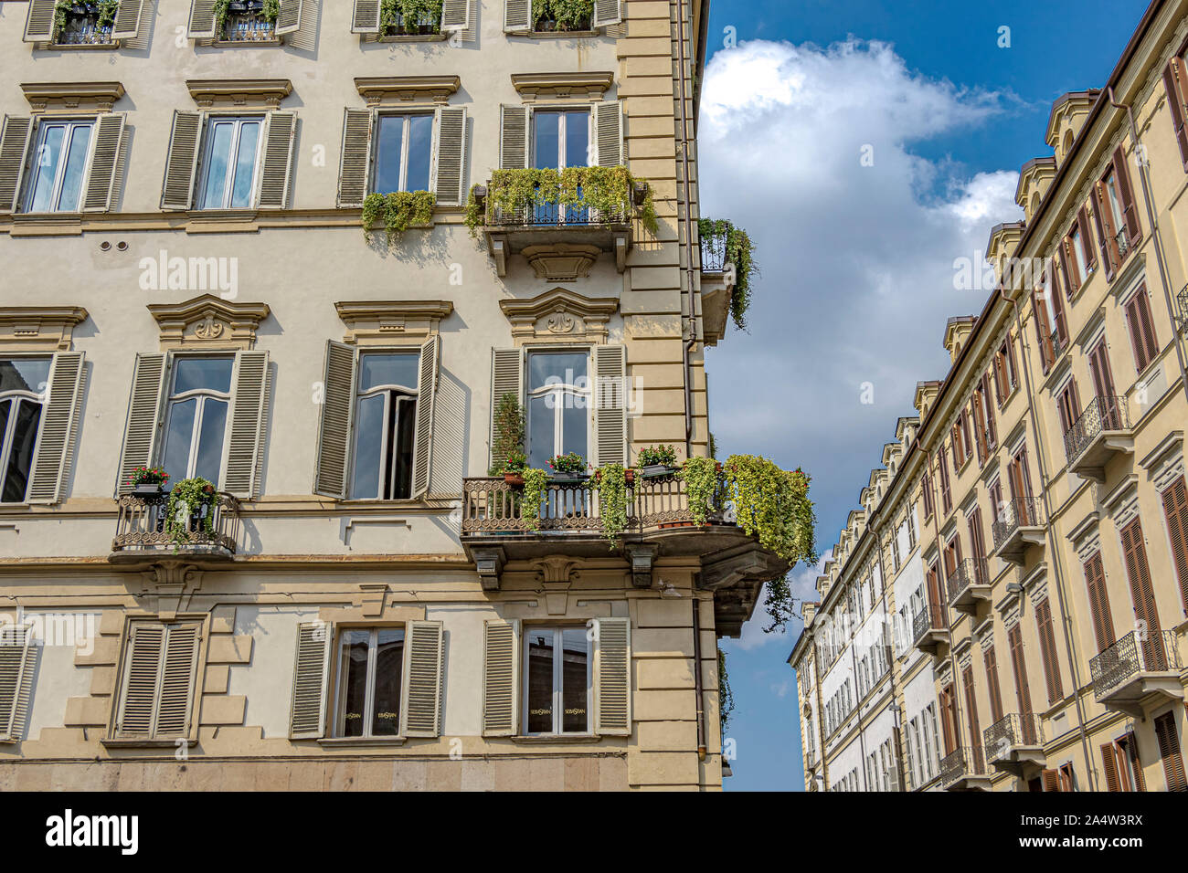 Italian window boxes hi-res stock photography and images - Alamy