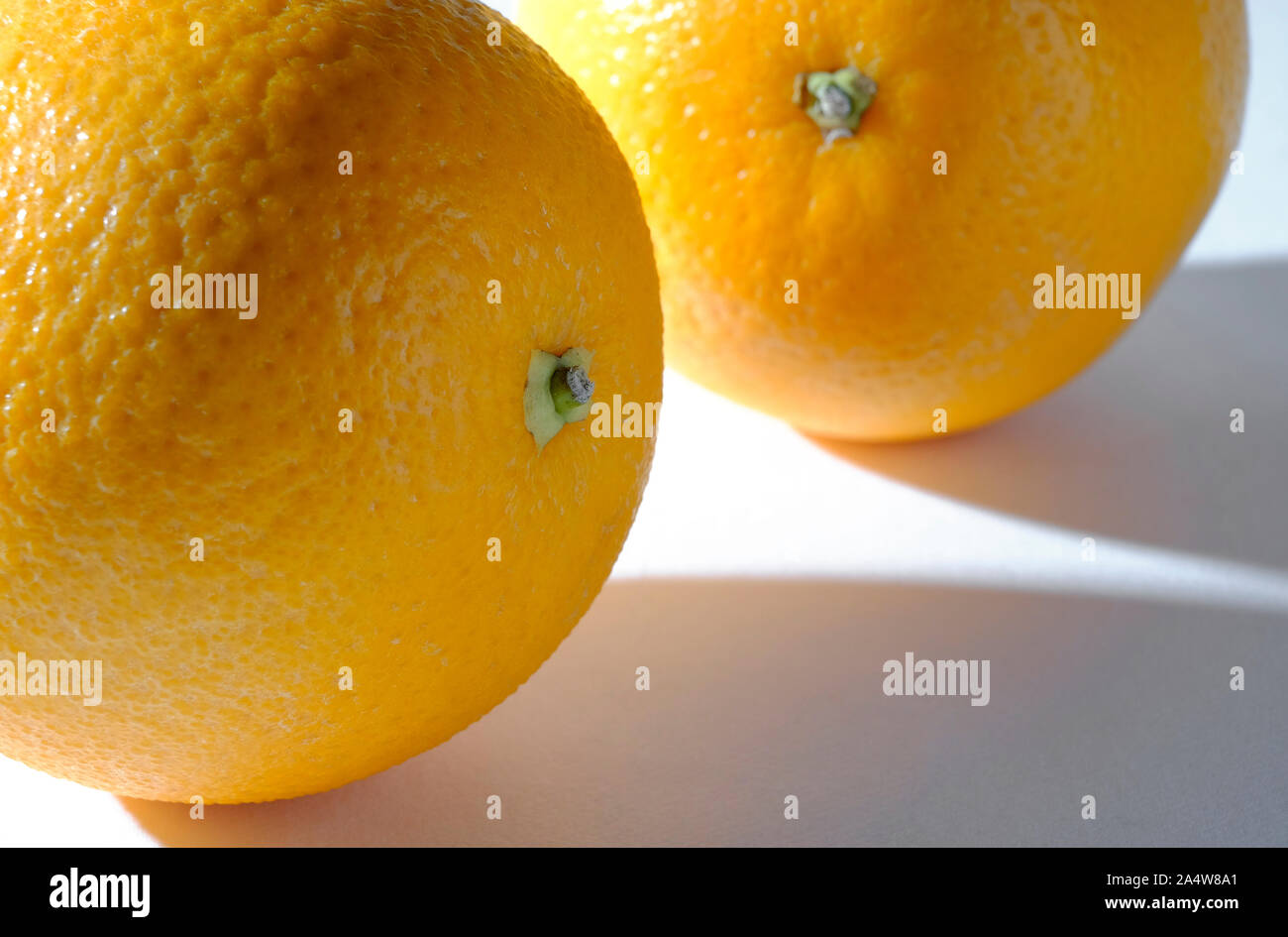Two whole oranges hi-res stock photography and images - Alamy