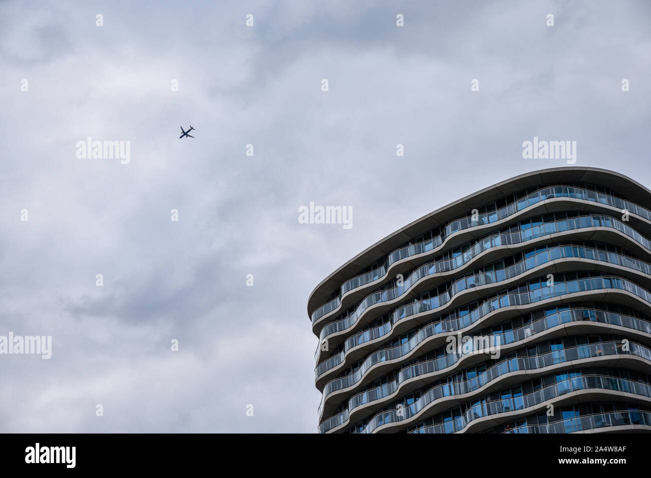 Airplane above building hi-res stock photography and images - Alamy