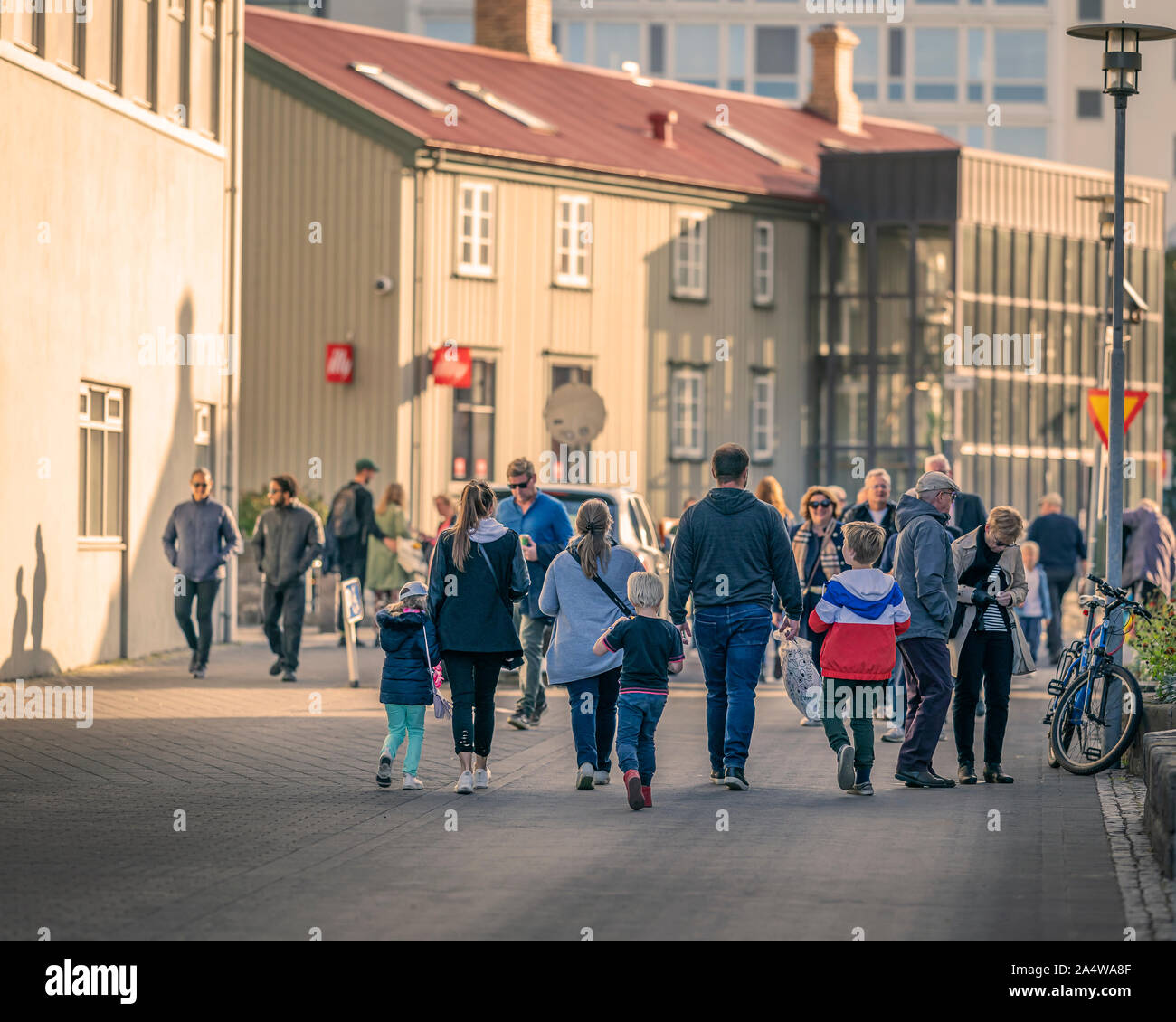Walking street scenes hi-res stock photography and images - Alamy