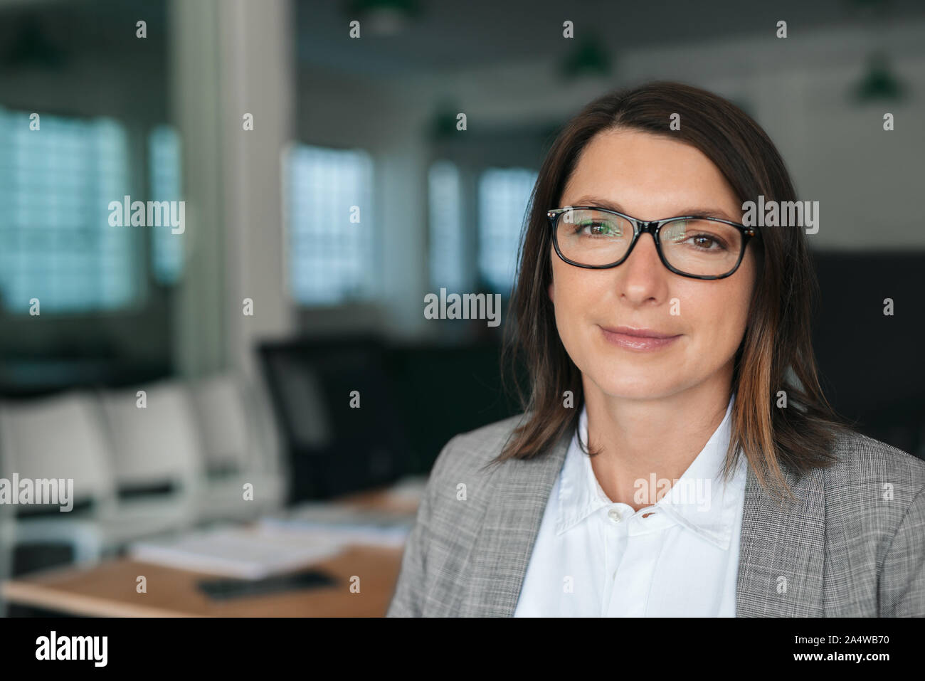 Businesswoman standing table hi-res stock photography and images - Alamy