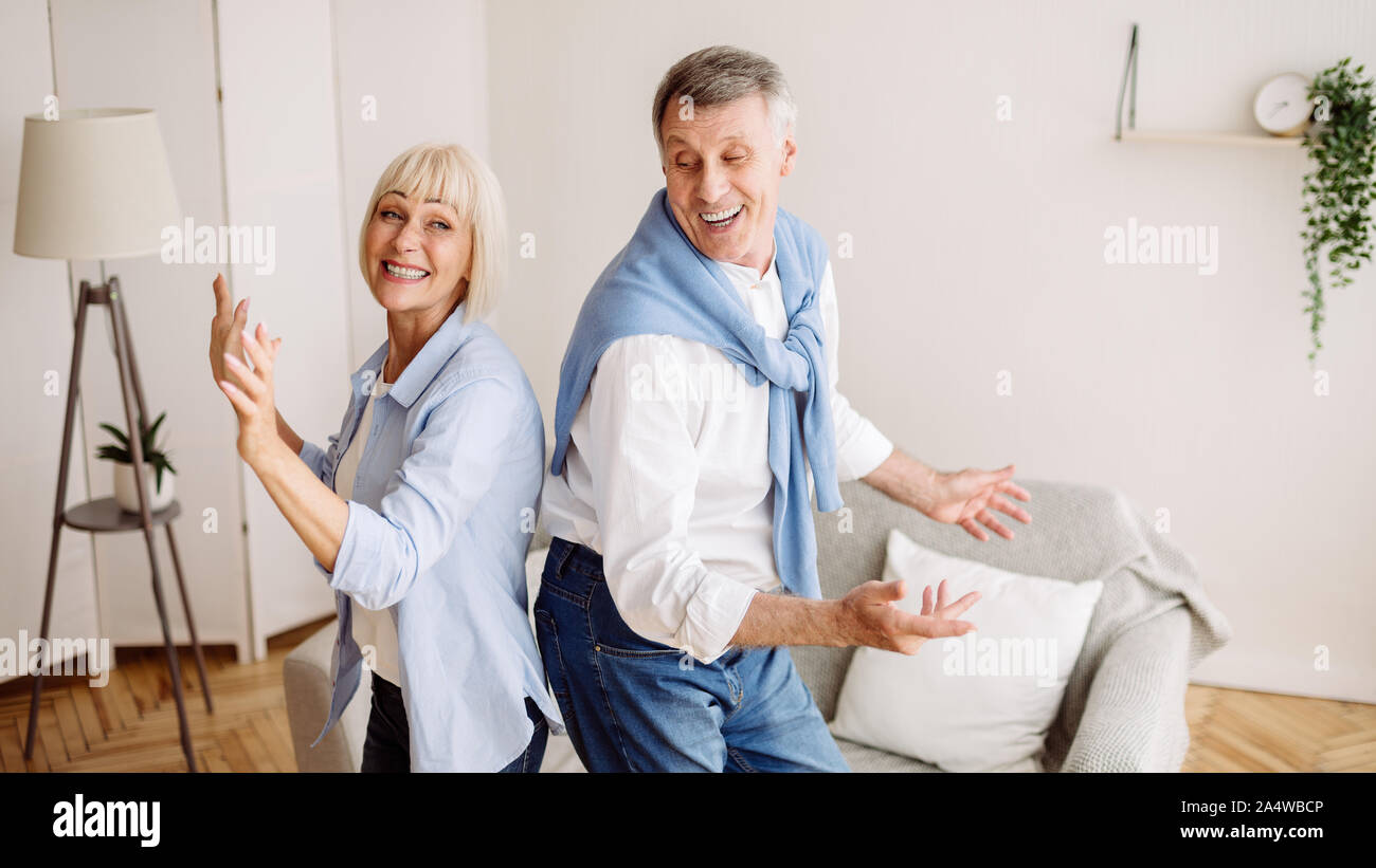 Elder people dancing hi-res stock photography and images - Alamy