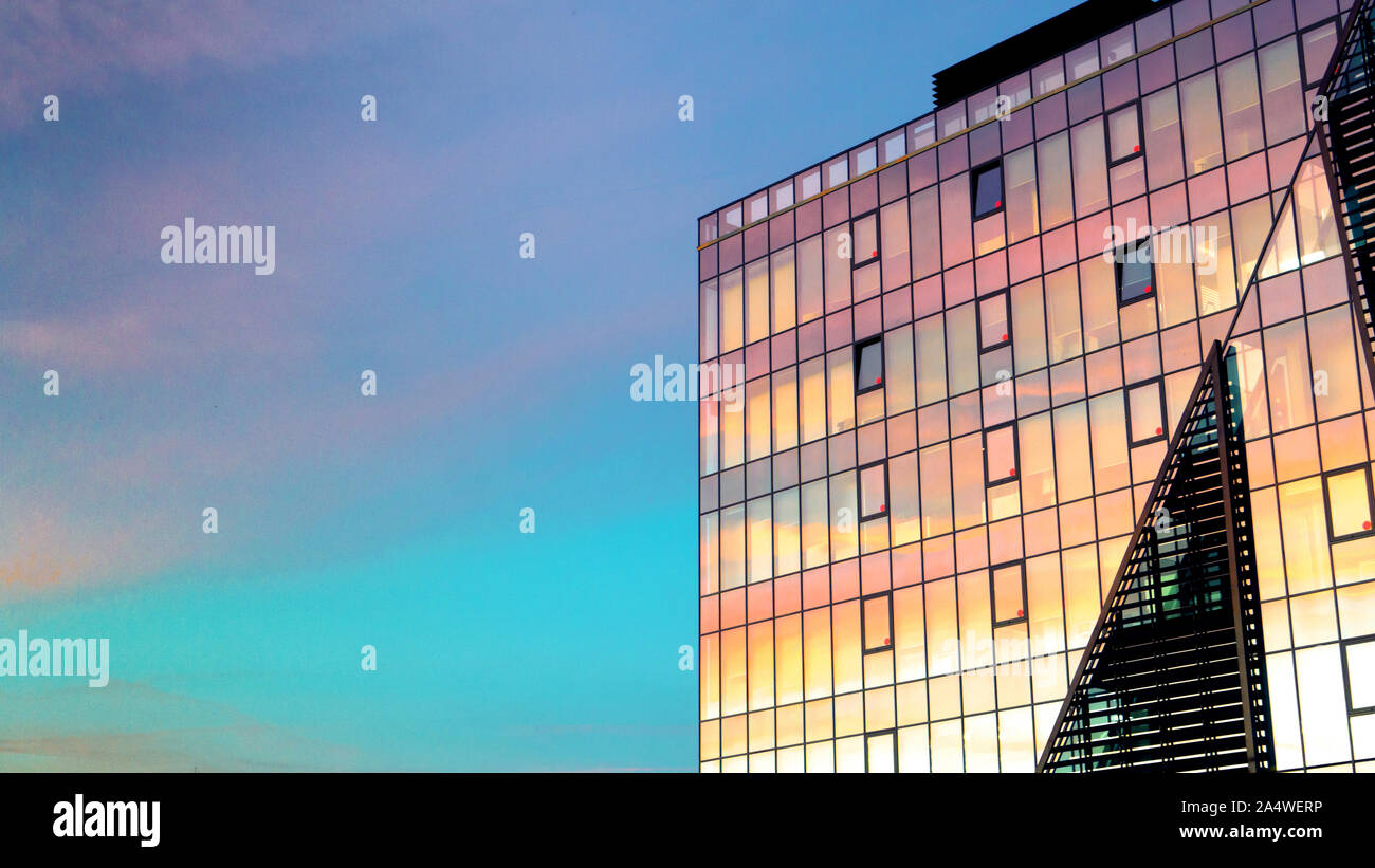Beautiful colorful sunset reflecting on windows skyscraper facade ...