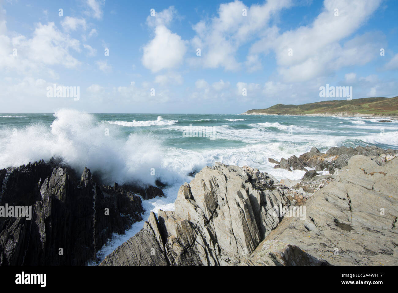 Sea breaking on rocks on foreshore, Woolacombe, view to Morte Point ...
