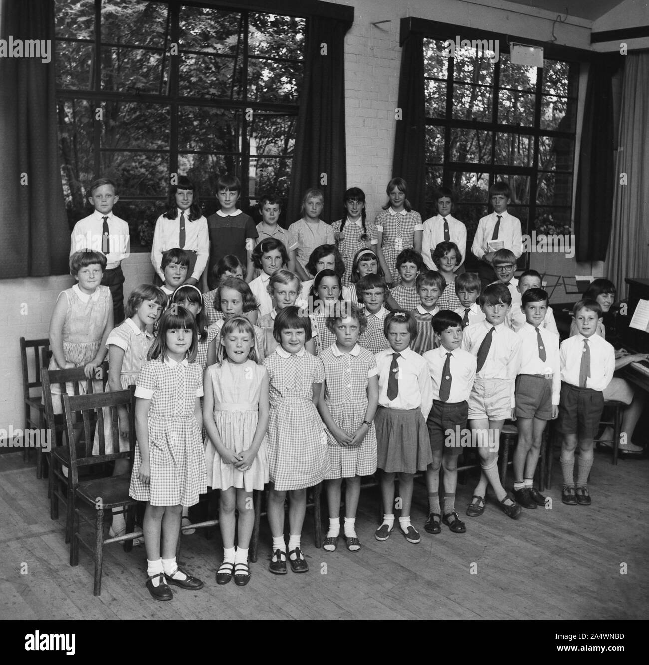 Schoolgirls in uniform uk hi-res stock photography and images - Alamy