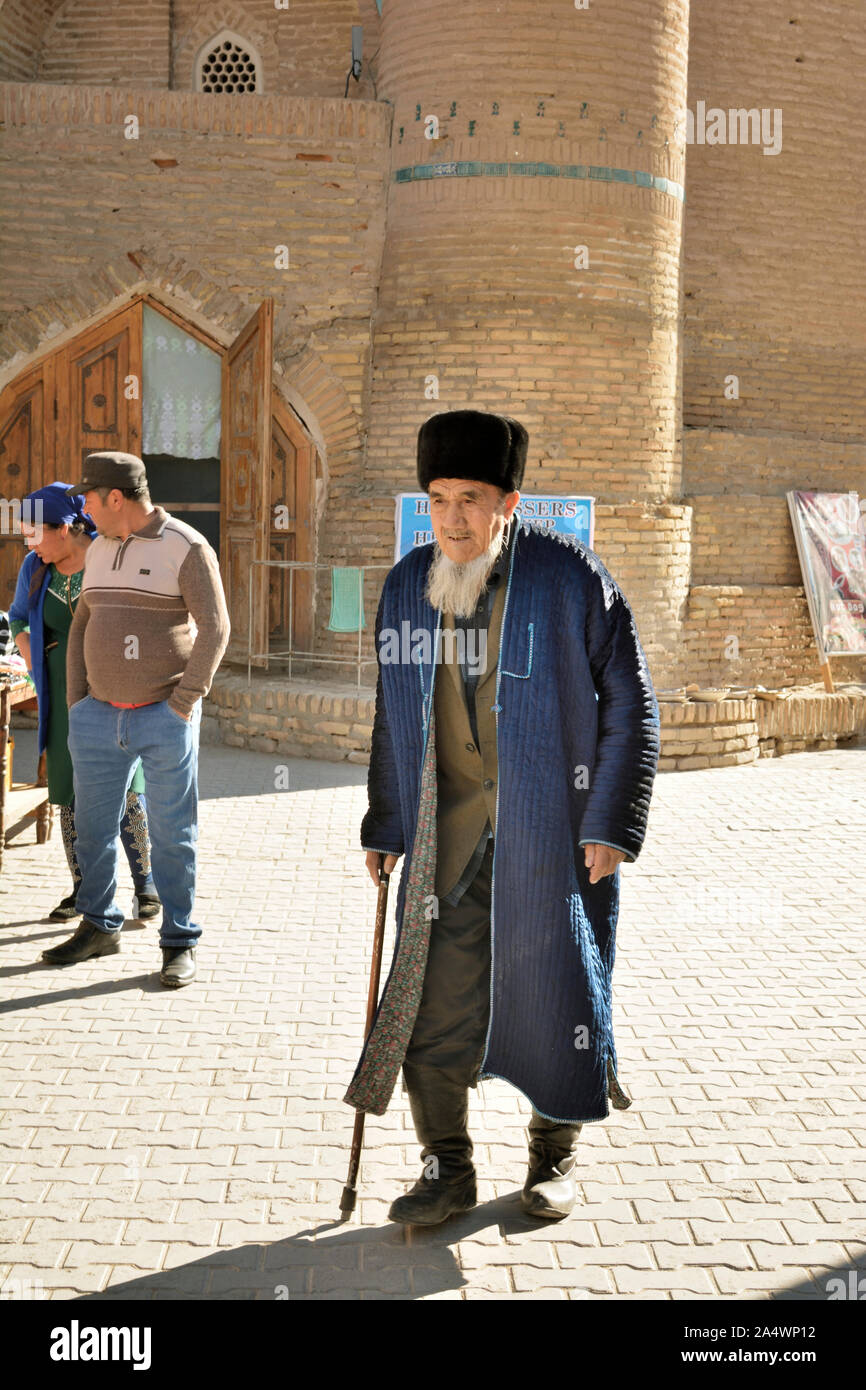 Uzbek traditional clothing hi-res stock photography and images - Alamy